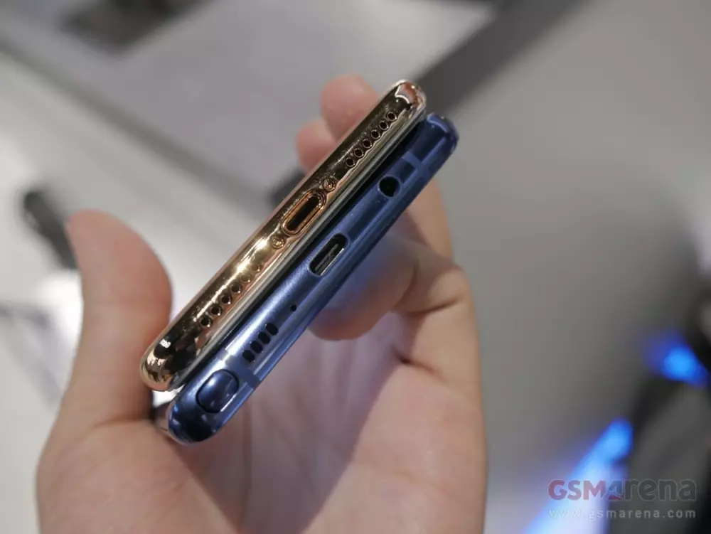 So sánh bên ngoài Galaxy Note 8 và iPhone 8 8017_4