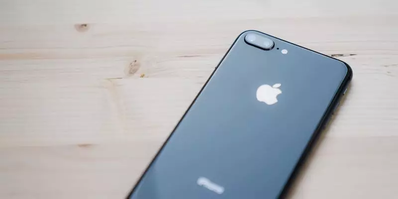 Kaikkein tylsää Apple Smartphone lakkasi myynnin. Mikä oli väärin iPhone 8 Plus? 8148_1