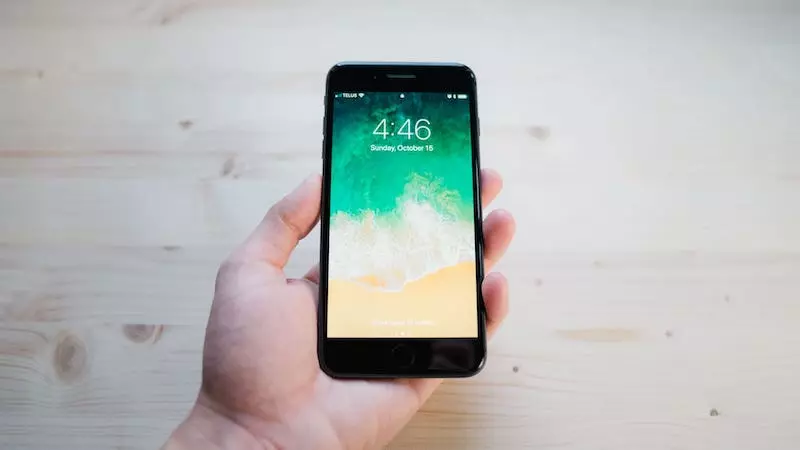 Stop an fón cliste úll is leadránach ag díol. Cad a bhí cearr leis an iPhone 8 móide? 8148_4