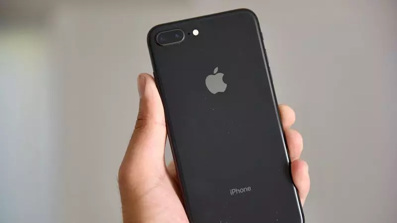 Smartphone anu paling pikaboseneun smartphone lirén ngajual. Naon salahna sareng iPhone 8 tambah? 8148_5