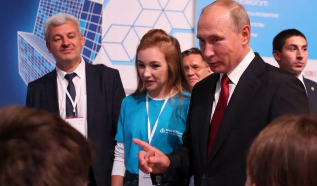 Putin sareng masker sacara profésional nyaritakeun ngeunaan intelijen buatan 8401_1
