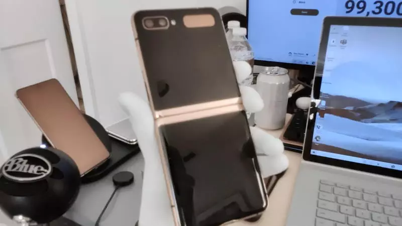 Oneplus 8 camera jara permezz ta 'ħwejjeġ, ħġieġ u plastik 9076_3